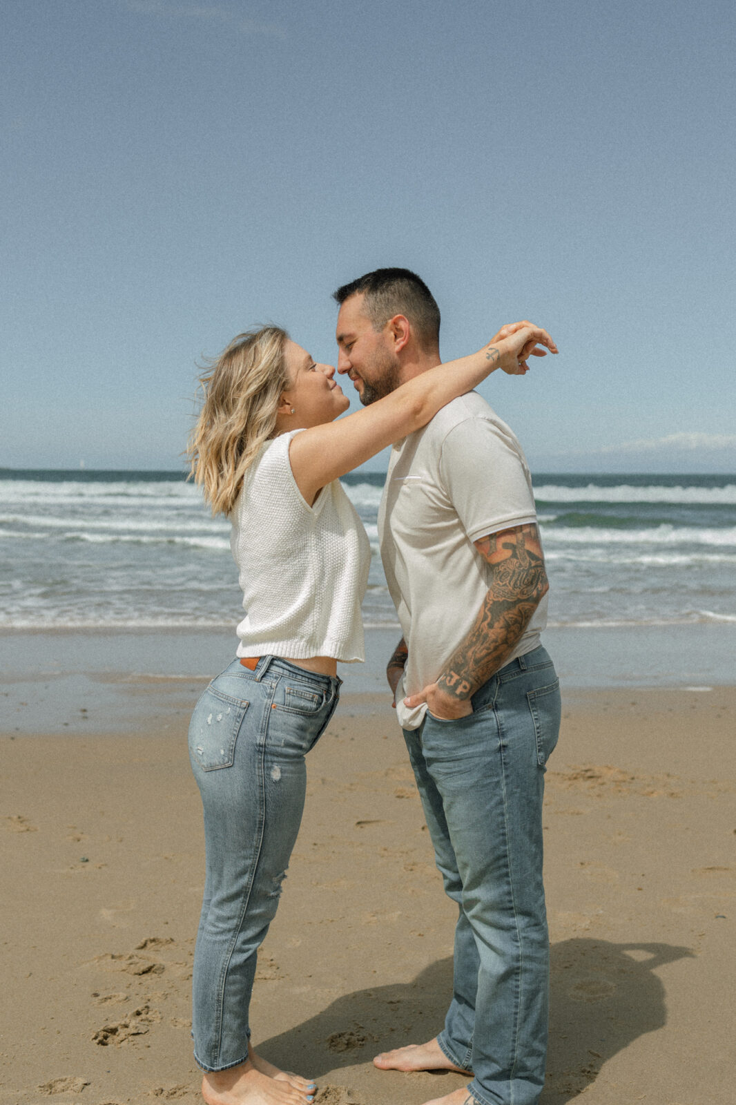 Kelsey & Alex’s Couples Shoot at Del Monte Beach | maddyrasmussenphoto.com