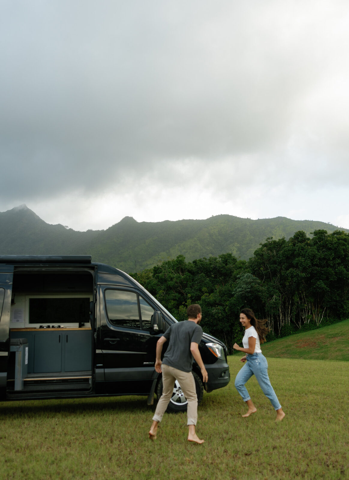 Taylor & Cooper’s Van Couples Session in Hawaii | maddyrasmussenphoto.com